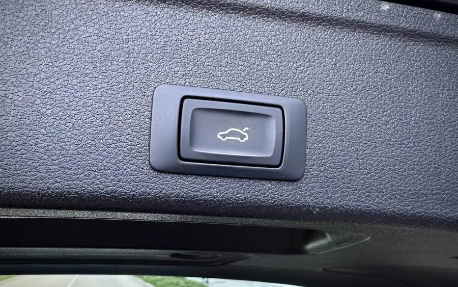 Grey Audi A4 2017 in Rezekne, with an engine capacity of 2.00 L and mileage of 200 thousand km for 15990 €, photo 24 on AUTOMOTO.COM.LV