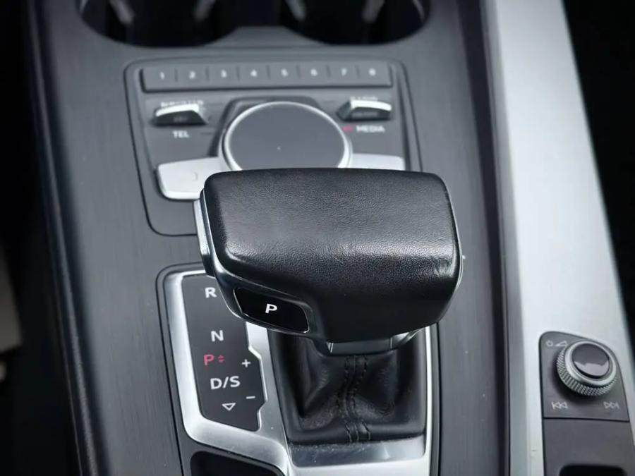 Grey Audi A4 2018 in Riga, with an engine capacity of 3.00 L and mileage of 215 thousand km for 17995 €, photo 18 on AUTOMOTO.COM.LV