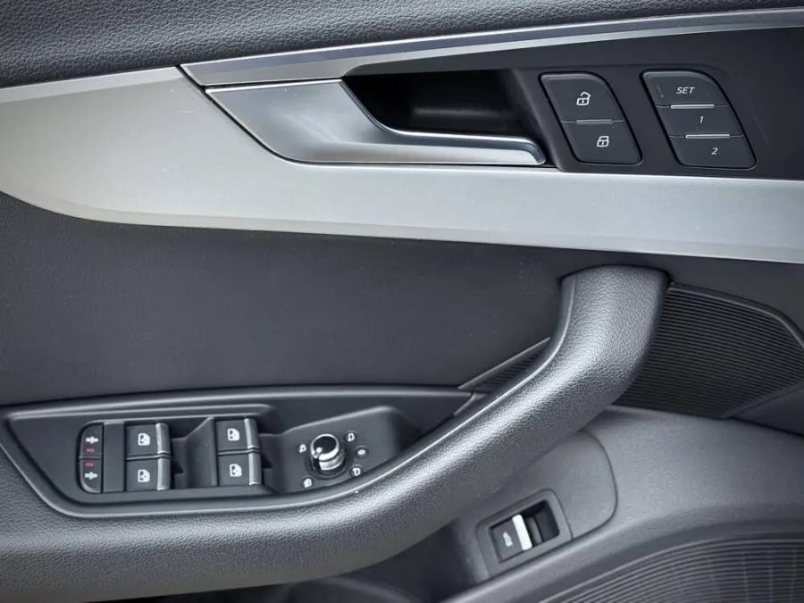 Grey Audi A4 2018 in Riga, with an engine capacity of 3.00 L and mileage of 215 thousand km for 17995 €, photo 20 on AUTOMOTO.COM.LV