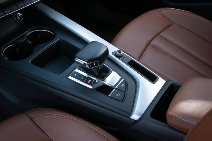 Grey Audi A4 2019 in Tukums, with an engine capacity of 2.00 L and mileage of 282 thousand km for 15990 €, photo 11 on AUTOMOTO.COM.LV