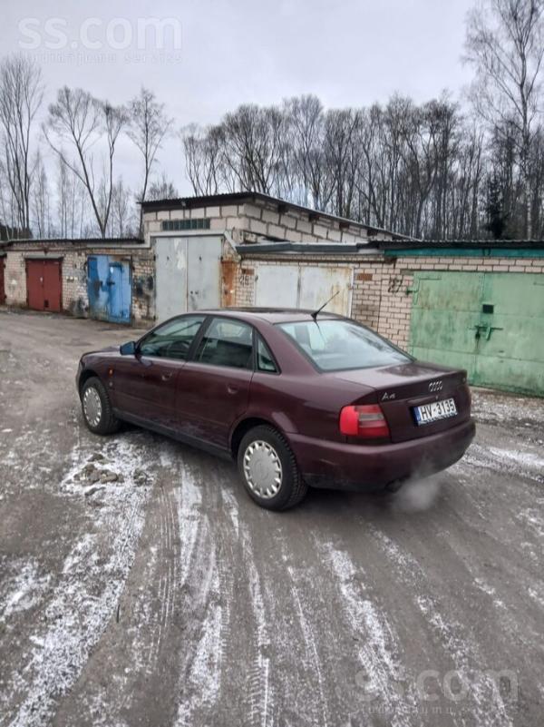 Sarkans Audi A4 1997 Daugavpils, ar dzinēja tilpumu 1.60 L un nobraukumu 241 tūkst. km par 1000 €, foto 2 vietnē AUTOMOTO.COM.LV