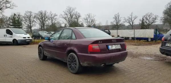 Sarkans Audi A4 1997 Valmiera, ar dzinēja tilpumu 1.60 L un nobraukumu 221 tūkst. km par 750 €, foto 5 vietnē AUTOMOTO.COM.LV