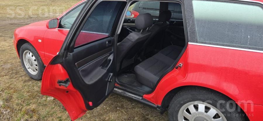 Sarkans Audi A4 2000 Liepāja, ar dzinēja tilpumu 2.50 L un nobraukumu 410 tūkst. km par 1400 €, foto 9 vietnē AUTOMOTO.COM.LV