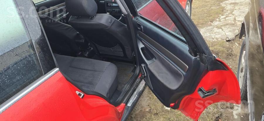 Sarkans Audi A4 2000 Liepāja, ar dzinēja tilpumu 2.50 L un nobraukumu 410 tūkst. km par 1400 €, foto 11 vietnē AUTOMOTO.COM.LV