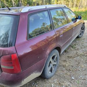 Sarkans Audi A4 2001 Liepāja, ar dzinēja tilpumu 1.90 L un nobraukumu 381 tūkst. km par 900 €, foto  vietnē AUTOMOTO.COM.LV