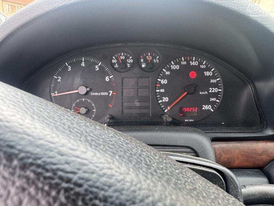 Audi A4 1995 Viļņa, ar dzinēja tilpumu 1.80 L un nobraukumu 199 tūkst. km par 900 €, foto 1 vietnē AUTOMOTO.COM.LV