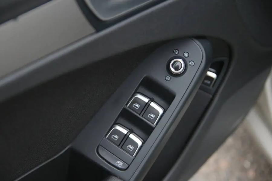 Audi A4 2014 in Riga, with an engine capacity of 2.00 L and mileage of 305 thousand km for 6490 €, photo 9 on AUTOMOTO.COM.LV