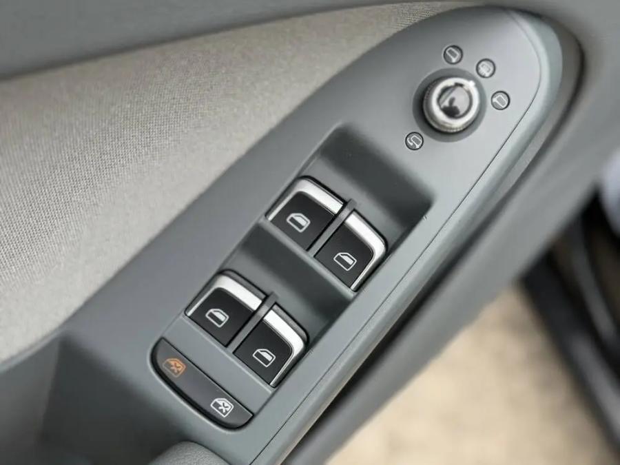 Audi A4 2015 in Riga, with an engine capacity of 2.00 L and mileage of 219 thousand km for 7150 €, photo 6 on AUTOMOTO.COM.LV