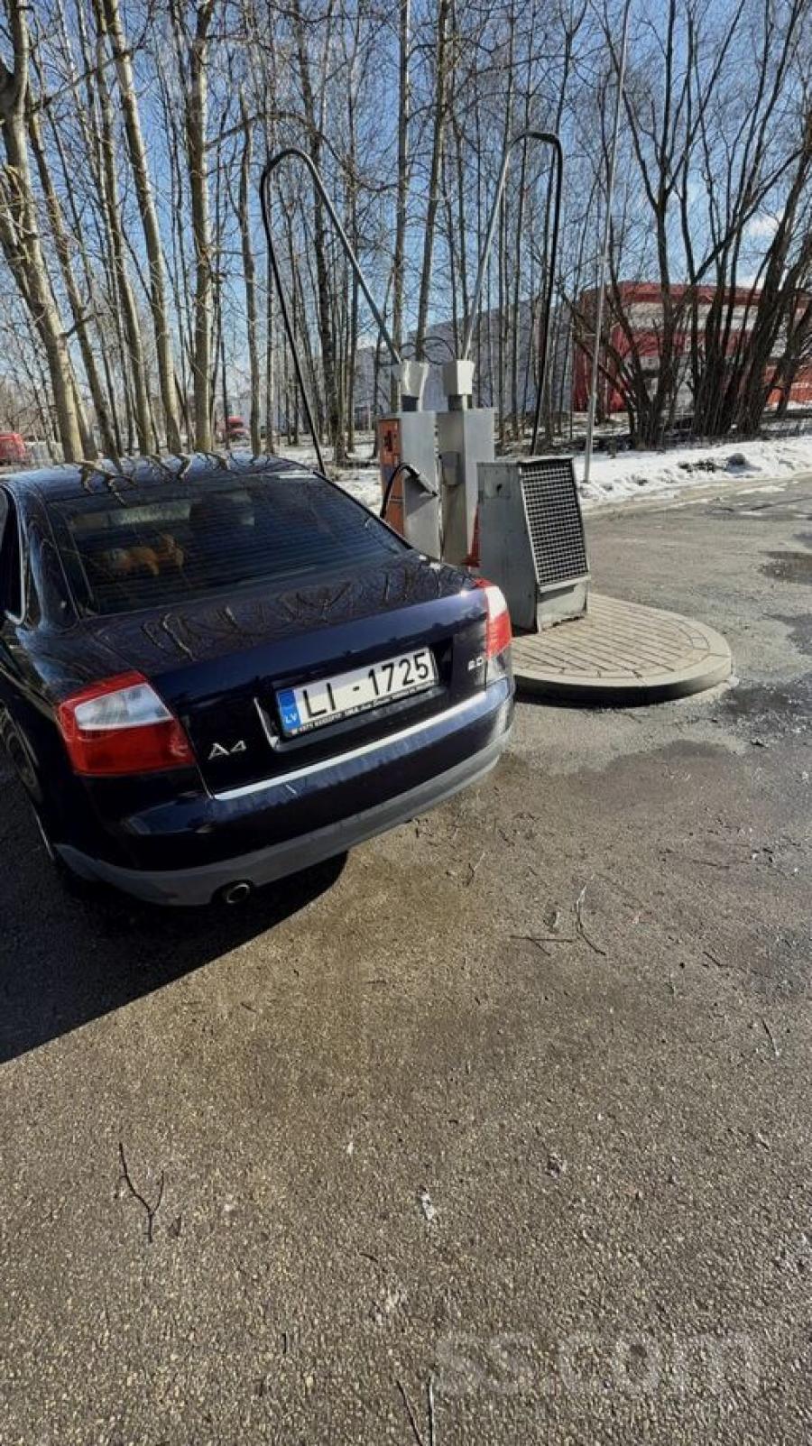 Violet Audi A4 2001 in Riga, with an engine capacity of 2.00 L and mileage of 337 thousand km for 1700 €, photo 5 on AUTOMOTO.COM.LV