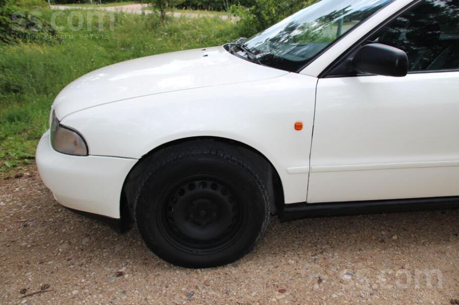 Balts Audi A4 1995 Rīga, ar dzinēja tilpumu 2.00 L un nobraukumu 377 tūkst. km par 1300 €, foto 6 vietnē AUTOMOTO.COM.LV