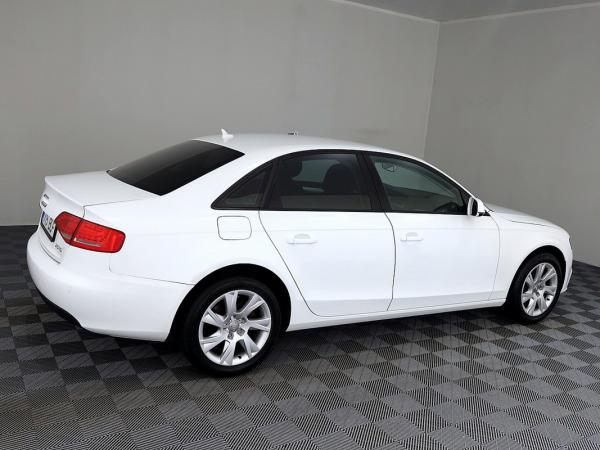 Balts Audi A4 2010 Tallina, ar dzinēja tilpumu 2.00 L un nobraukumu 284 tūkst. km par 3999 €, foto 11 vietnē AUTOMOTO.COM.LV