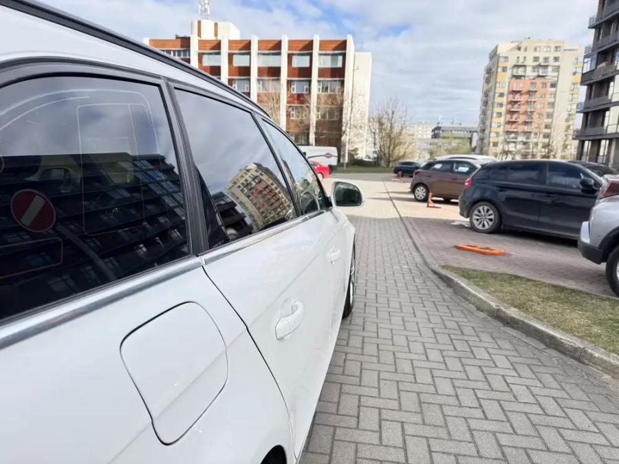 White Audi A4 2008 in Riga, with an engine capacity of 2.00 L and mileage of 330 thousand km for 4990 €, photo 7 on AUTOMOTO.COM.LV