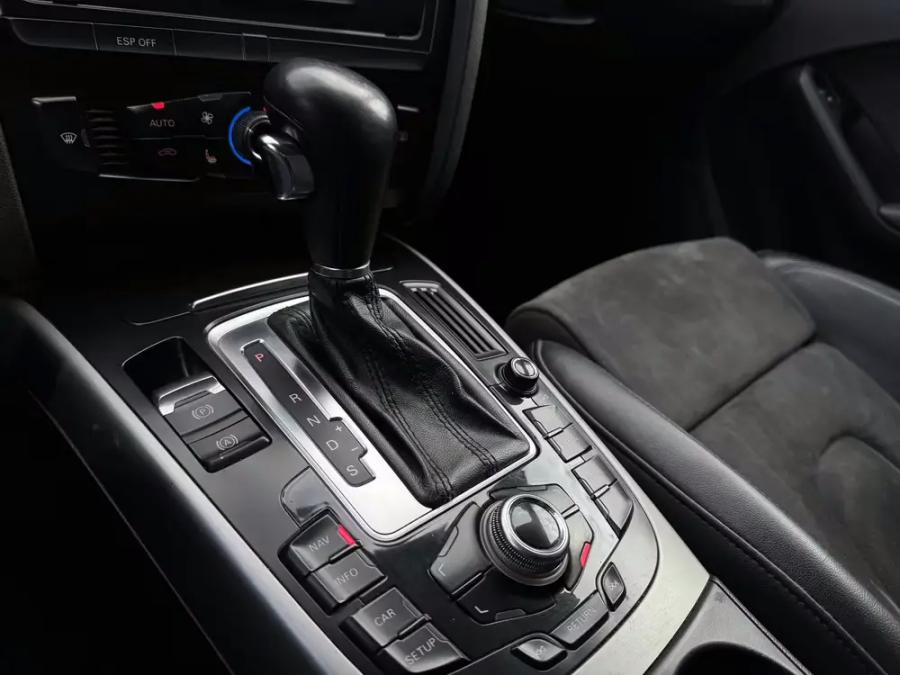 White Audi A4 2008 in Riga, with an engine capacity of 2.00 L and mileage of 330 thousand km for 4990 €, photo 18 on AUTOMOTO.COM.LV