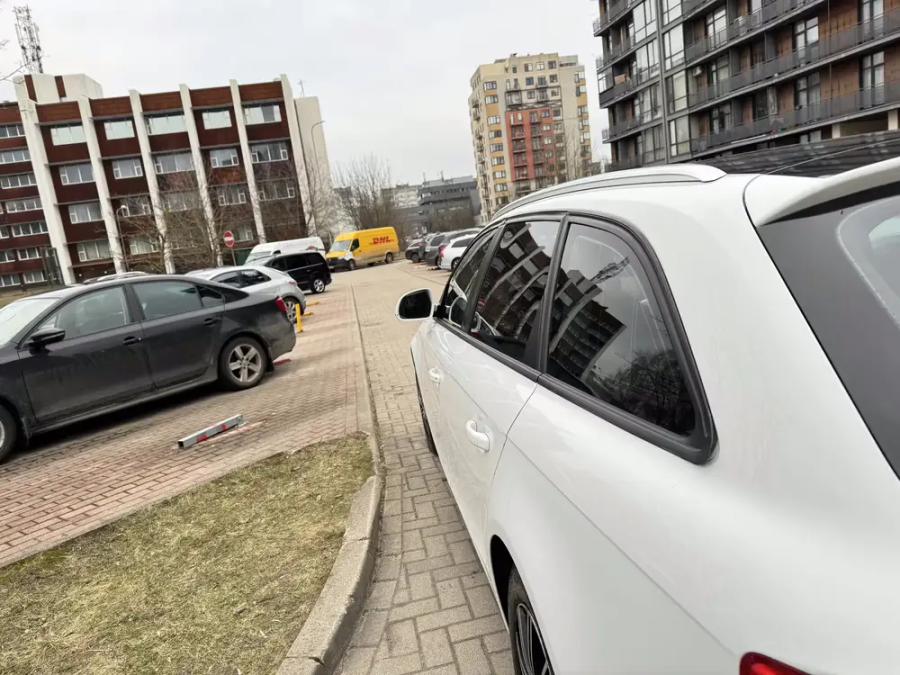 White Audi A4 2008 in Riga, with an engine capacity of 2.00 L and mileage of 266 thousand km for 4690 €, photo 6 on AUTOMOTO.COM.LV