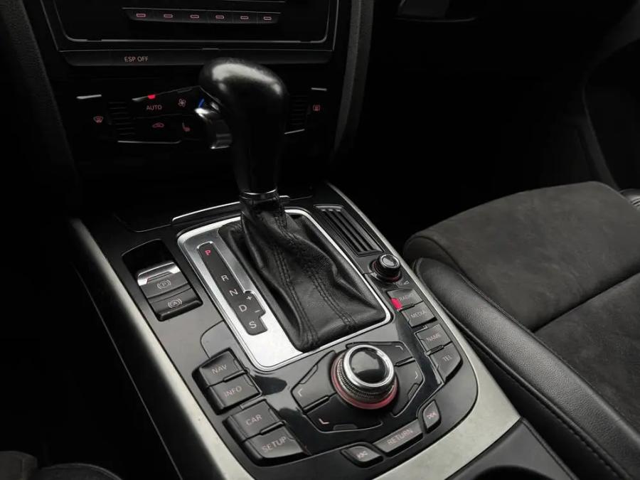 White Audi A4 2008 in Riga, with an engine capacity of 2.00 L and mileage of 355 thousand km for 4990 €, photo 12 on AUTOMOTO.COM.LV