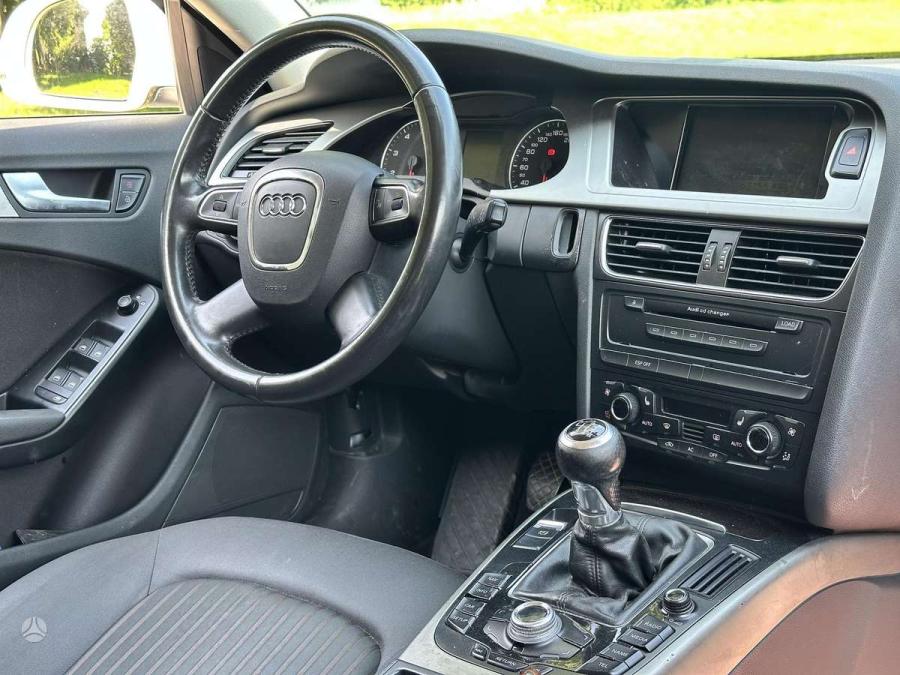 Balts Audi A4 2008 Viļņa, ar dzinēja tilpumu 1.98 L un nobraukumu 300 tūkst. km par 2300 €, foto 11 vietnē AUTOMOTO.COM.LV
