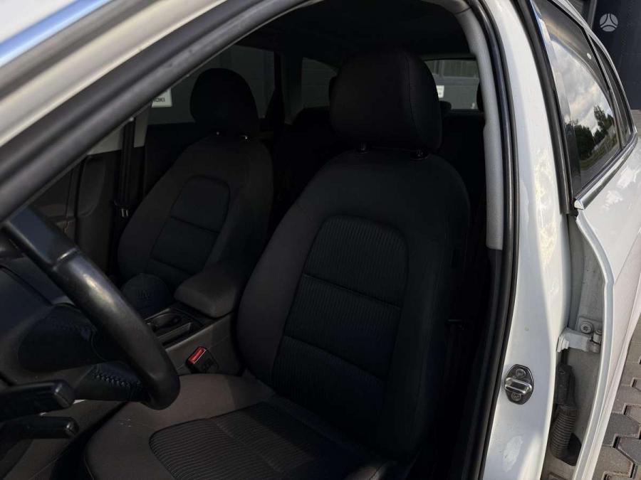 White Audi A4 2010 in Vilnius, with an engine capacity of 1.98 L and mileage of 271 thousand km for 5999 €, photo 10 on AUTOMOTO.COM.LV