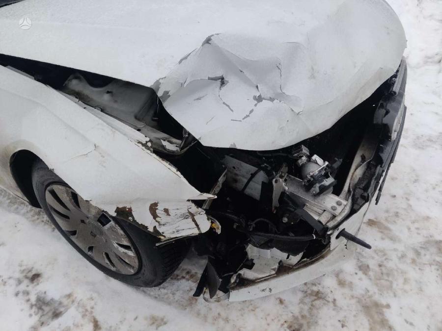 White Audi A4 2012 in Vilnius, with an engine capacity of 2.00 L and mileage of 181 thousand km for 4700 €, photo 6 on AUTOMOTO.COM.LV