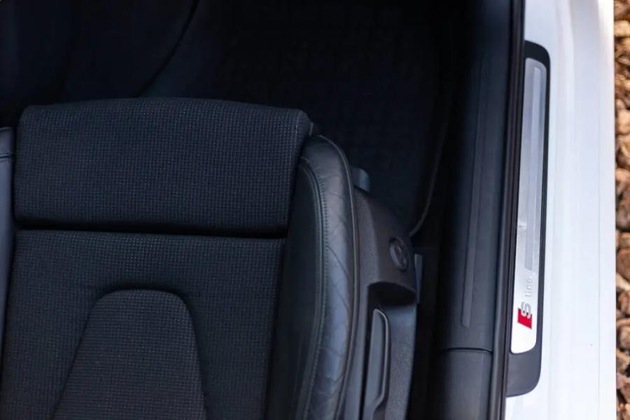 Balts Audi A4 2014 Rīga, ar dzinēja tilpumu 2.00 L un nobraukumu 305 tūkst. km par 10495 €, foto 29 vietnē AUTOMOTO.COM.LV
