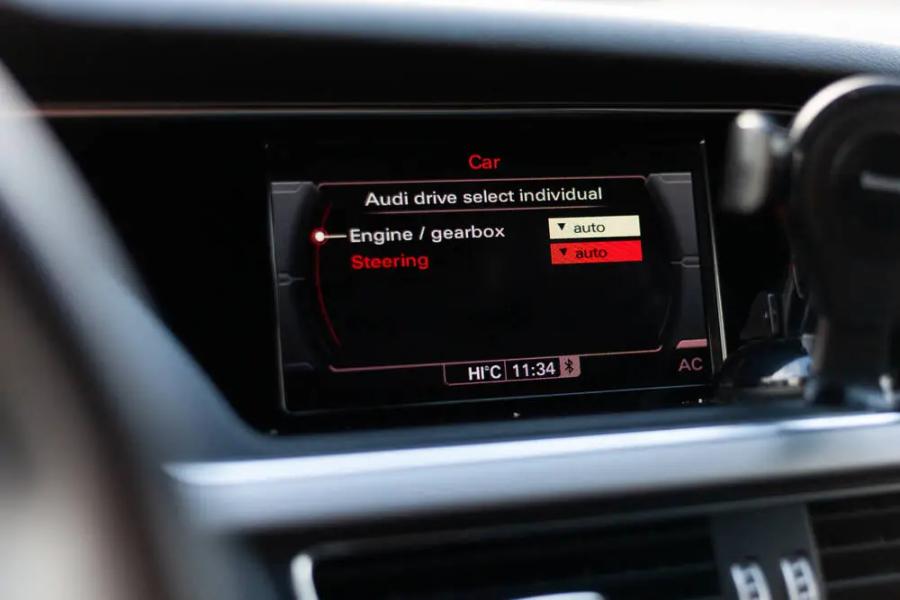 Balts Audi A4 2014 Rīga, ar dzinēja tilpumu 2.00 L un nobraukumu 305 tūkst. km par 10495 €, foto 33 vietnē AUTOMOTO.COM.LV
