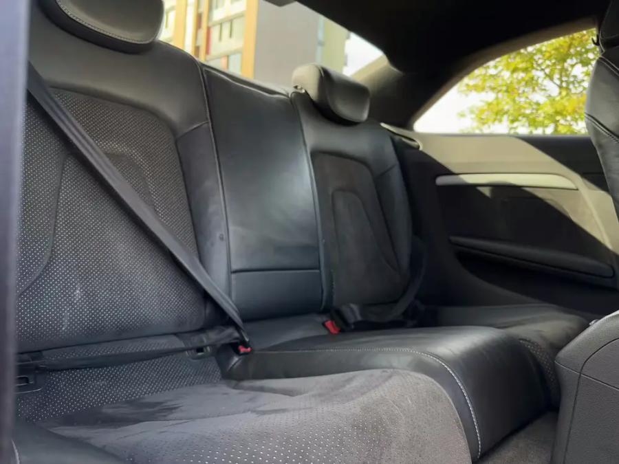 Black Audi A5 2010 in Riga, with an engine capacity of 3.00 L and mileage of 390 thousand km for 8490 €, photo 9 on AUTOMOTO.COM.LV