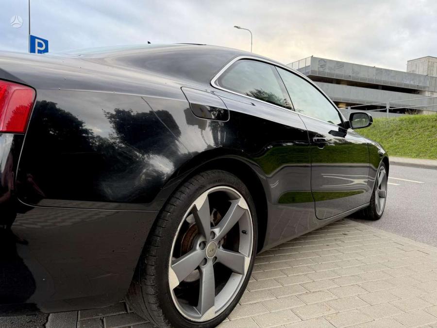 Black Audi A5 2010 in Vilnius, with an engine capacity of 0.00 L and mileage of 294 thousand km for 4000 €, photo 8 on AUTOMOTO.COM.LV