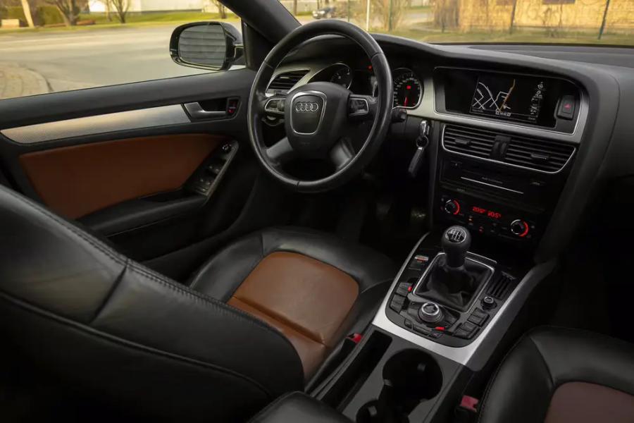 Black Audi A5 2009 in Jelgava, with an engine capacity of 2.70 L and mileage of 240 thousand km for 8900 €, photo 7 on AUTOMOTO.COM.LV