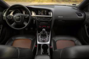 Black Audi A5 2009 in Jelgava, with an engine capacity of 2.70 L and mileage of 240 thousand km for 8900 €, photo 8 on AUTOMOTO.COM.LV