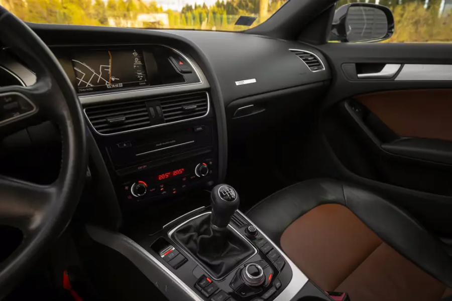 Black Audi A5 2009 in Jelgava, with an engine capacity of 2.70 L and mileage of 240 thousand km for 8900 €, photo 11 on AUTOMOTO.COM.LV