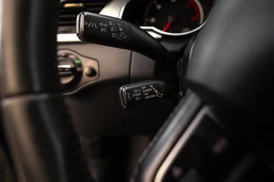 Black Audi A5 2009 in Jelgava, with an engine capacity of 2.70 L and mileage of 240 thousand km for 8900 €, photo 13 on AUTOMOTO.COM.LV