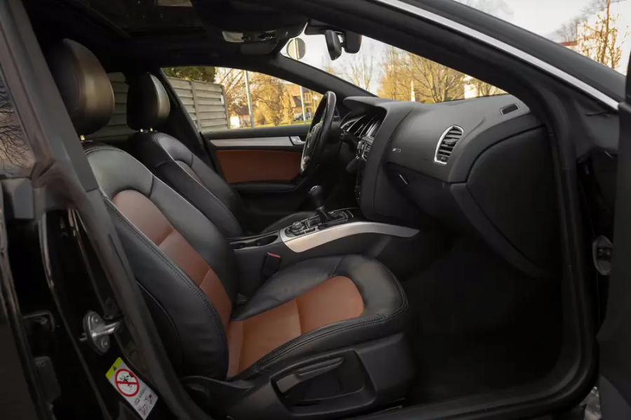 Black Audi A5 2009 in Jelgava, with an engine capacity of 2.70 L and mileage of 240 thousand km for 8900 €, photo 14 on AUTOMOTO.COM.LV