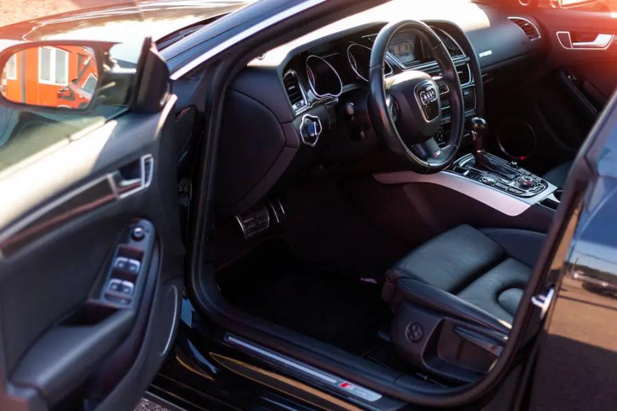 Black Audi A5 2010 in Riga, with an engine capacity of 2.70 L and mileage of 221 thousand km for 10995 €, photo 17 on AUTOMOTO.COM.LV