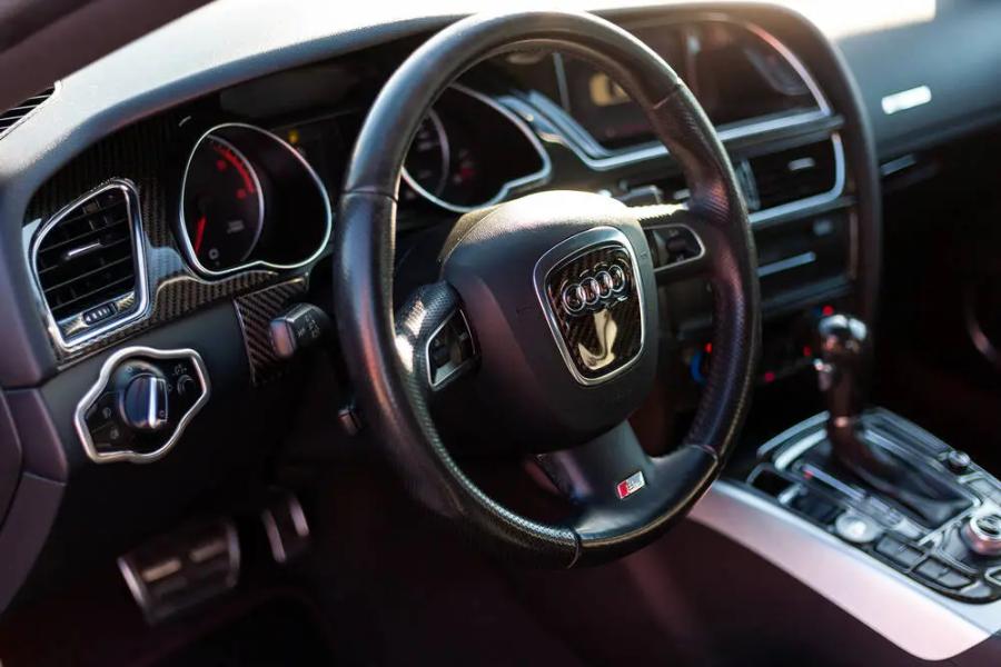 Black Audi A5 2010 in Riga, with an engine capacity of 2.70 L and mileage of 221 thousand km for 10995 €, photo 20 on AUTOMOTO.COM.LV