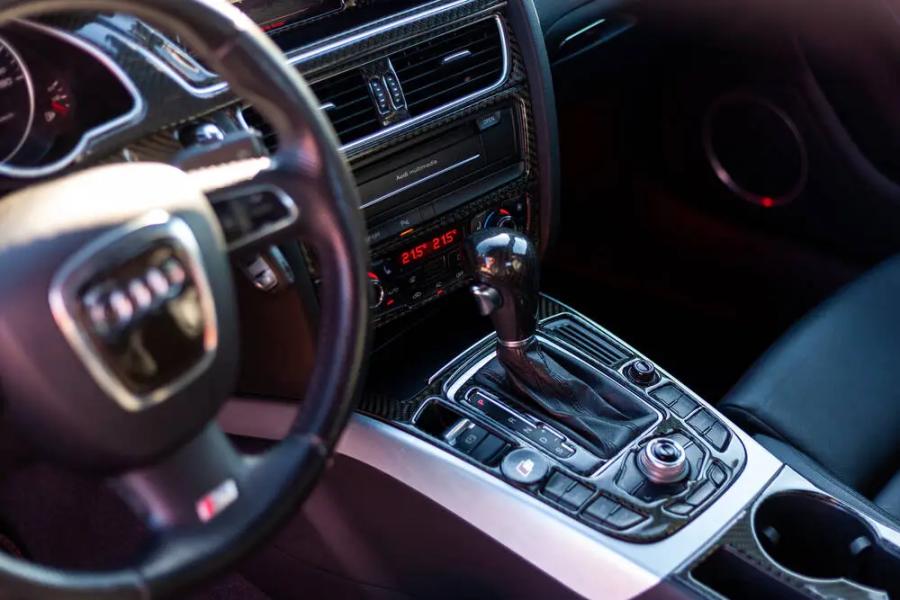 Black Audi A5 2010 in Riga, with an engine capacity of 2.70 L and mileage of 221 thousand km for 10995 €, photo 21 on AUTOMOTO.COM.LV