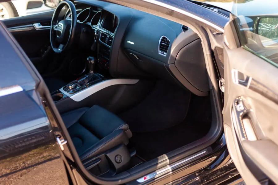 Black Audi A5 2010 in Riga, with an engine capacity of 2.70 L and mileage of 221 thousand km for 10995 €, photo 24 on AUTOMOTO.COM.LV