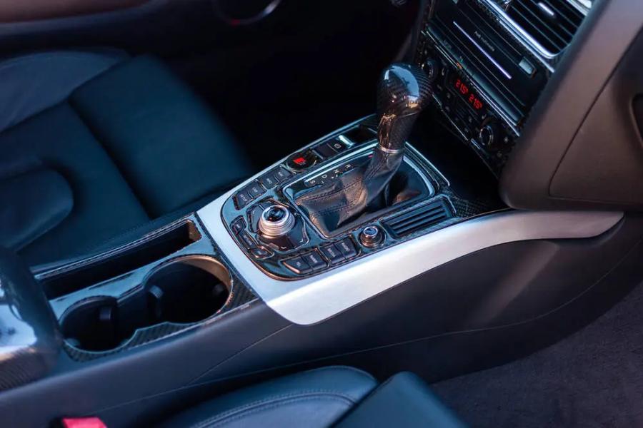 Black Audi A5 2010 in Riga, with an engine capacity of 2.70 L and mileage of 221 thousand km for 10995 €, photo 26 on AUTOMOTO.COM.LV