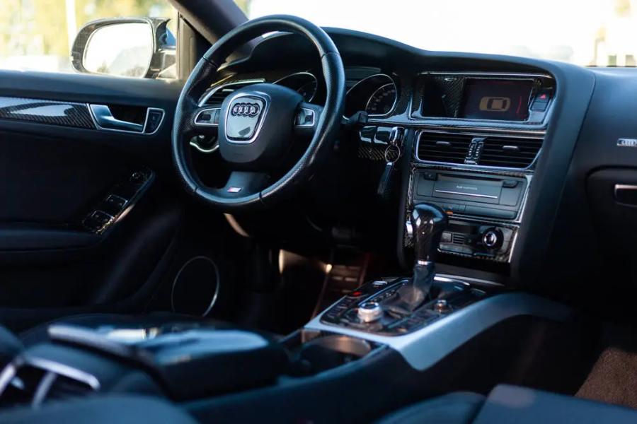 Black Audi A5 2010 in Riga, with an engine capacity of 2.70 L and mileage of 221 thousand km for 10995 €, photo 27 on AUTOMOTO.COM.LV