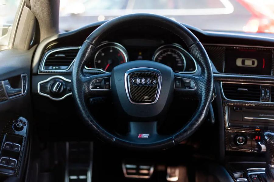 Black Audi A5 2010 in Riga, with an engine capacity of 2.70 L and mileage of 221 thousand km for 10995 €, photo 29 on AUTOMOTO.COM.LV
