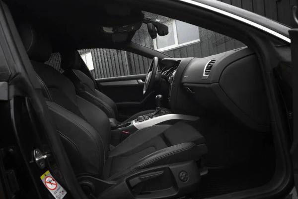 Black Audi A5 2011 in Jelgava, with an engine capacity of 2.00 L and mileage of 256 thousand km for 8900 €, photo 7 on AUTOMOTO.COM.LV