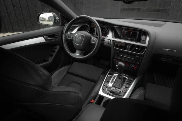 Black Audi A5 2011 in Jelgava, with an engine capacity of 2.00 L and mileage of 256 thousand km for 8900 €, photo 10 on AUTOMOTO.COM.LV