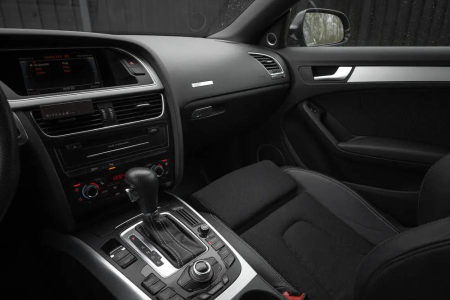 Melns Audi A5 2011 Jelgava, ar dzinēja tilpumu 2.00 L un nobraukumu 256 tūkst. km par 8900 €, foto 14 vietnē AUTOMOTO.COM.LV