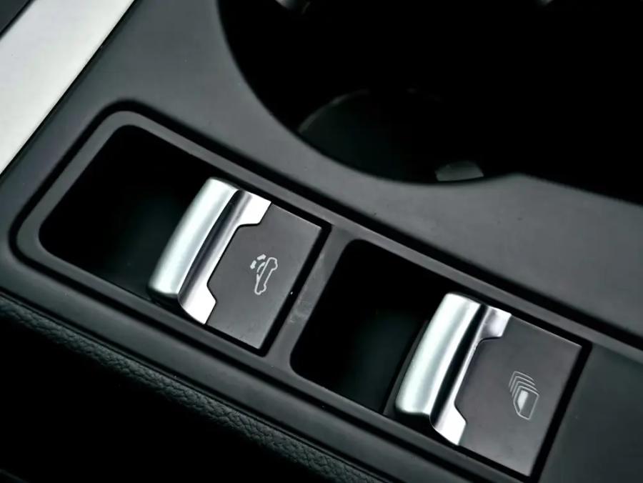 Grey Audi A5 2009 in Riga, with an engine capacity of 2.00 L and mileage of 112 thousand km for 8500 €, photo 34 on AUTOMOTO.COM.LV