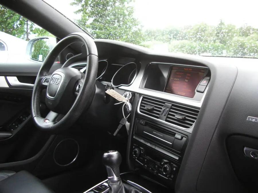 Pelēks Audi A5 2010 Sigulda, ar dzinēja tilpumu 3.00 L un nobraukumu 258 tūkst. km par 10950 €, foto 33 vietnē AUTOMOTO.COM.LV