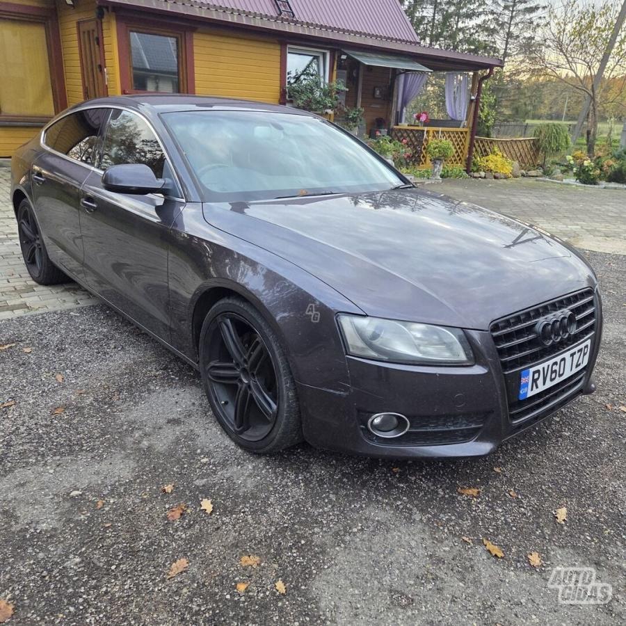 Pelēks Audi A5 Sportback 2010 Panevēža, ar dzinēja tilpumu 2.00 L un nobraukumu 300 tūkst. km par 2500 €, foto 1 vietnē AUTOMOTO.COM.LV