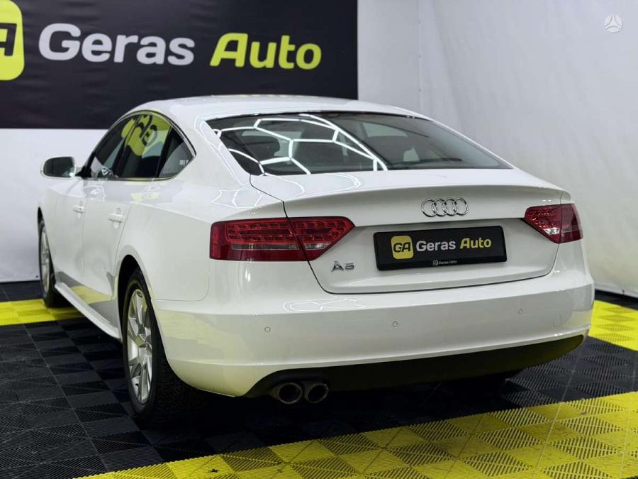 White Audi A5 Sportback 2011 in Vilnius, with an engine capacity of 1.97 L and mileage of 216 thousand km for 6950 €, photo 6 on AUTOMOTO.COM.LV