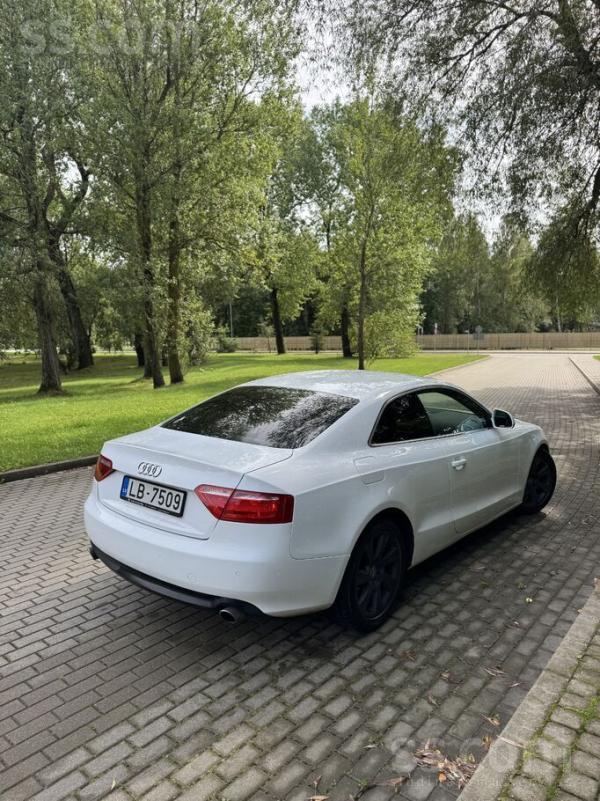 Audi A5 2008 in Liepaja on AUTOMOTO.COM.LV White Audi A5 2008 in Liepaja, with an engine capacity of 2.70 L and mileage of 307 thousand km for 6800 €, photo 4 on AUTOMOTO.COM.LV