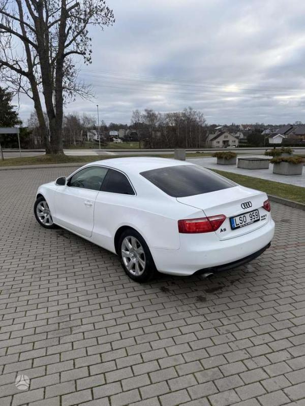 Balts Audi A5 2009 Marijampole, ar dzinēja tilpumu 2.97 L un nobraukumu 300 tūkst. km par 5000 €, foto 5 vietnē AUTOMOTO.COM.LV