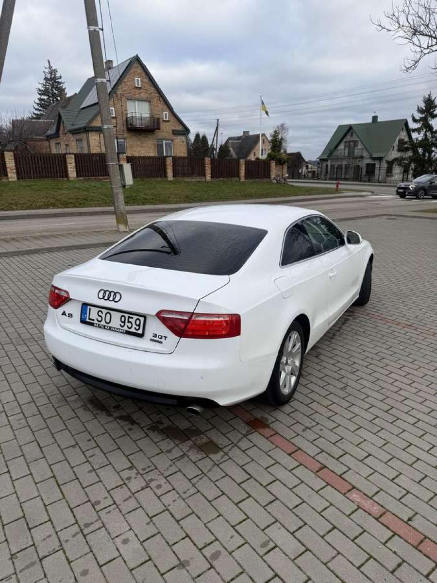 Balts Audi A5 2009 Marijampole, ar dzinēja tilpumu 2.97 L un nobraukumu 300 tūkst. km par 5000 €, foto 7 vietnē AUTOMOTO.COM.LV