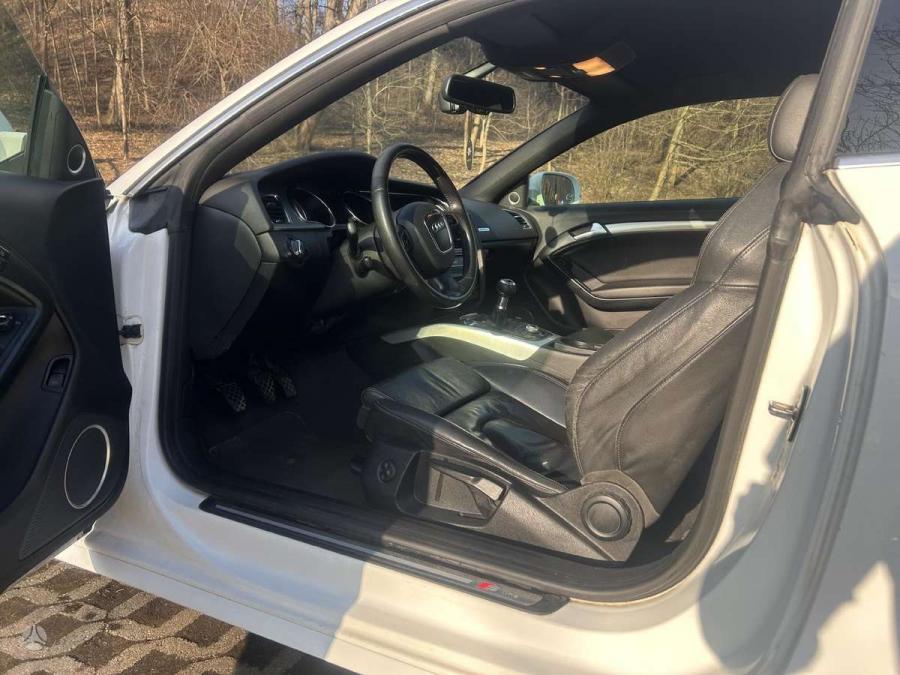 Balts Audi A5 2009 Viļņa, ar dzinēja tilpumu 2.00 L un nobraukumu 223 tūkst. km par 6700 €, foto 18 vietnē AUTOMOTO.COM.LV