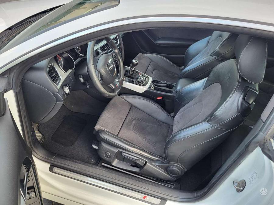 White Audi A5 2010 in Kaunas, with an engine capacity of 2.00 L and mileage of 344 thousand km for 7290 €, photo 17 on AUTOMOTO.COM.LV